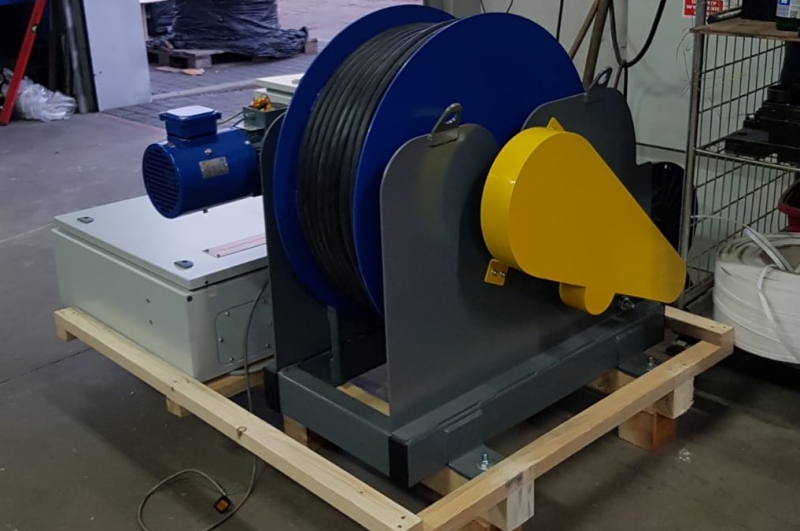 Monospiral and horizontal cable reels.